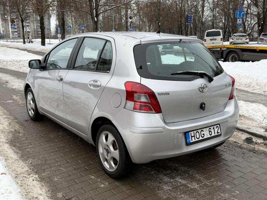 Grey Toyota Yaris 2011 in Vilnius, with an engine capacity of 1.33 L and mileage of 97 thousand km for 2400 €, photo 5 on AUTOMOTO.COM.LV