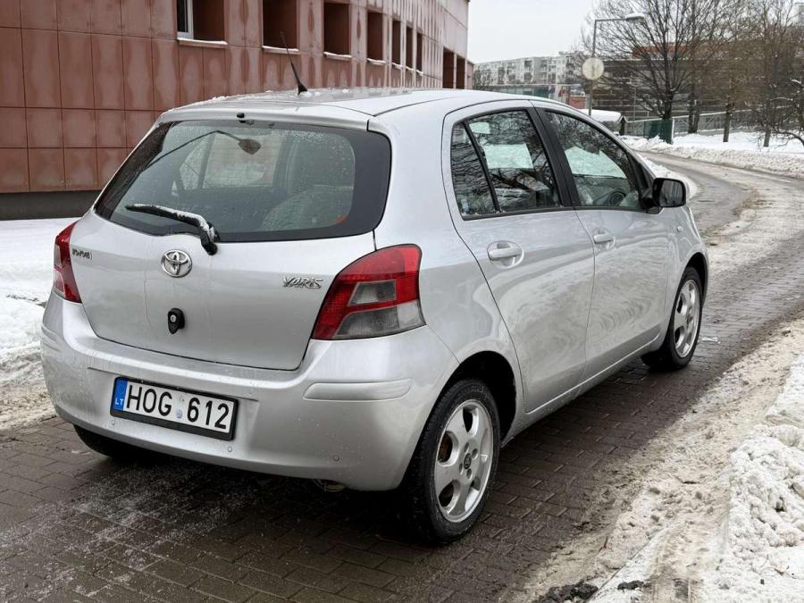 Grey Toyota Yaris 2011 in Vilnius, with an engine capacity of 1.33 L and mileage of 97 thousand km for 2400 €, photo 7 on AUTOMOTO.COM.LV