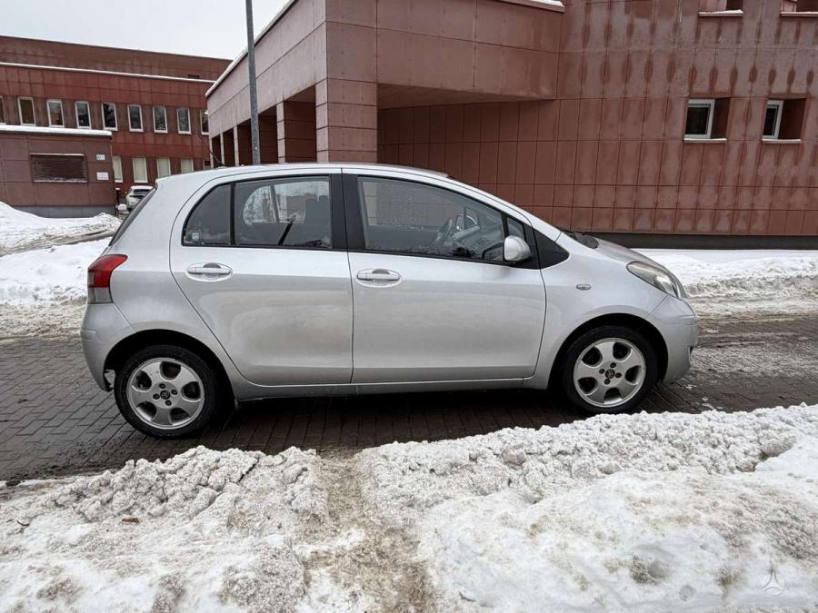 Grey Toyota Yaris 2011 in Vilnius, with an engine capacity of 1.33 L and mileage of 97 thousand km for 2400 €, photo 8 on AUTOMOTO.COM.LV