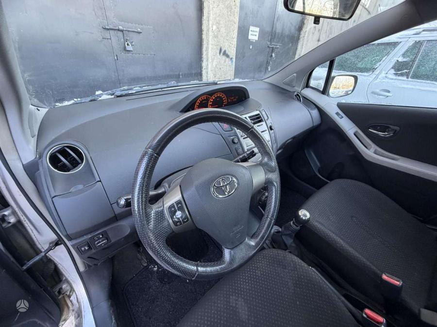 Grey Toyota Yaris 2011 in Vilnius, with an engine capacity of 1.33 L and mileage of 97 thousand km for 2400 €, photo 10 on AUTOMOTO.COM.LV