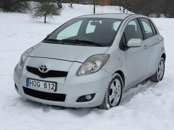 Pelēks Toyota Yaris 2011 Viļņa, ar dzinēja tilpumu 1.33 L un nobraukumu 94 tūkst. km par 2400 €, foto 1 vietnē AUTOMOTO.COM.LV