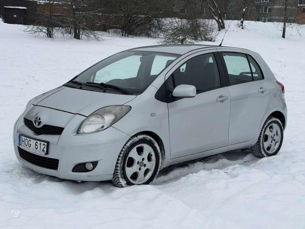 Pelēks Toyota Yaris 2011 Viļņa, ar dzinēja tilpumu 1.33 L un nobraukumu 94 tūkst. km par 2400 €, foto 2 vietnē AUTOMOTO.COM.LV