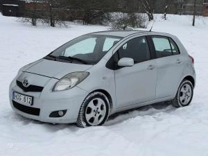 Pelēks Toyota Yaris 2011 Viļņa, ar dzinēja tilpumu 1.33 L un nobraukumu 94 tūkst. km par 2400 €, foto 2 vietnē AUTOMOTO.COM.LV