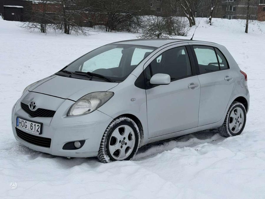 Pelēks Toyota Yaris 2011 Viļņa, ar dzinēja tilpumu 1.33 L un nobraukumu 94 tūkst. km par 2400 €, foto 2 vietnē AUTOMOTO.COM.LV