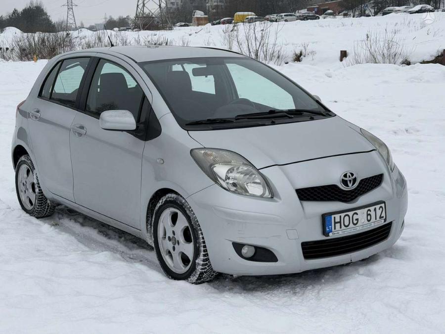 Pelēks Toyota Yaris 2011 Viļņa, ar dzinēja tilpumu 1.33 L un nobraukumu 94 tūkst. km par 2400 €, foto 3 vietnē AUTOMOTO.COM.LV