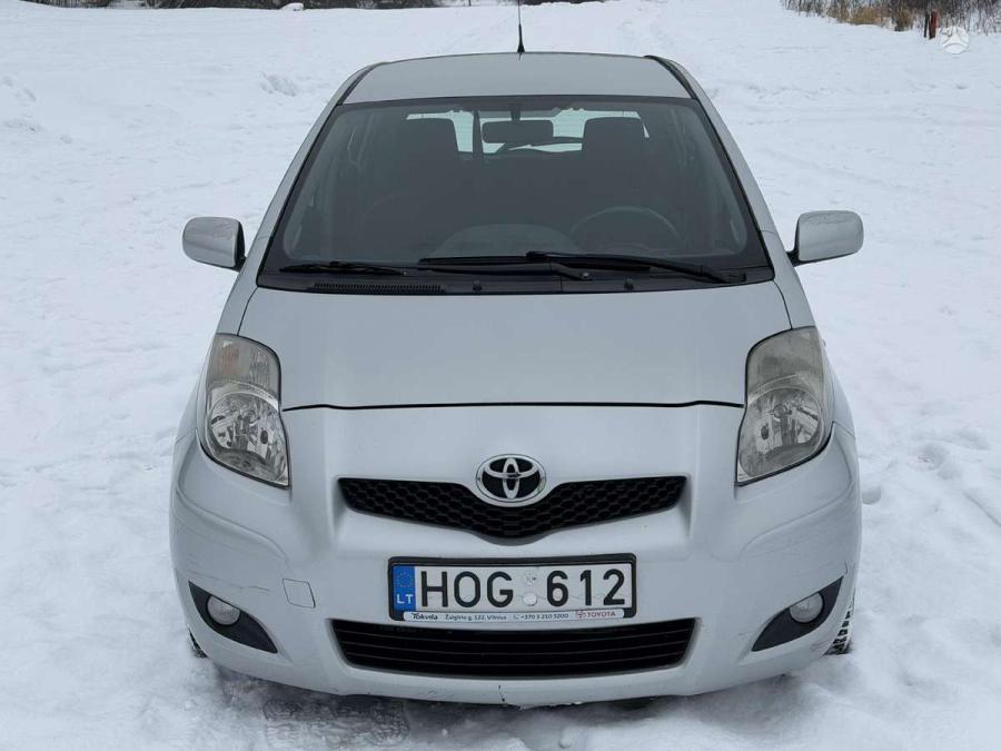 Pelēks Toyota Yaris 2011 Viļņa, ar dzinēja tilpumu 1.33 L un nobraukumu 94 tūkst. km par 2400 €, foto 4 vietnē AUTOMOTO.COM.LV