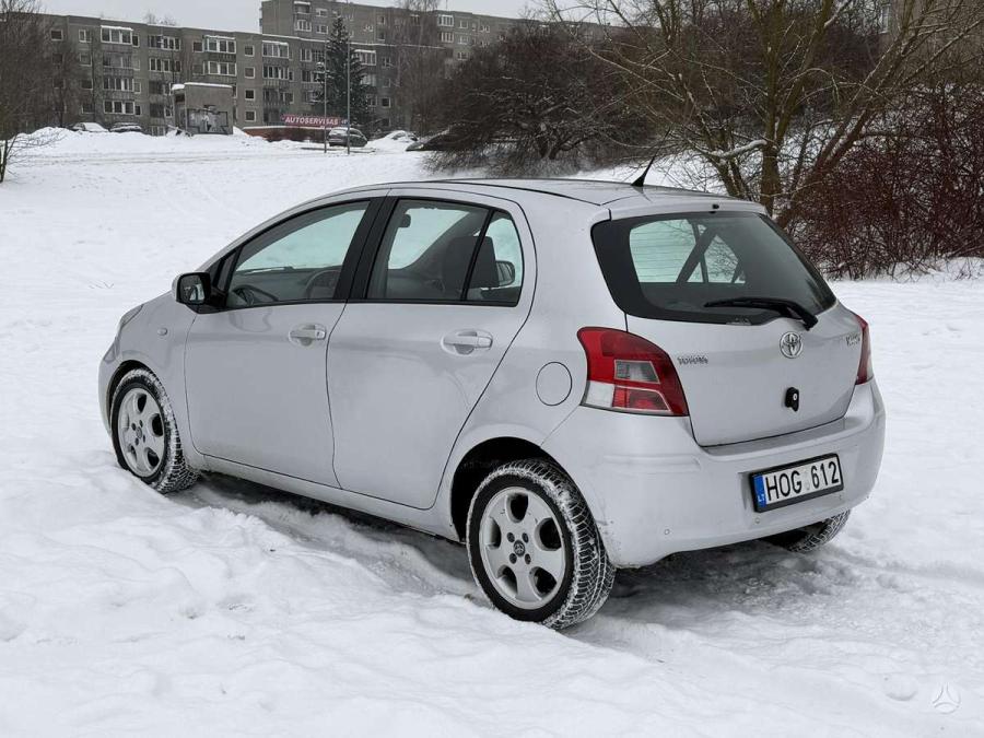 Pelēks Toyota Yaris 2011 Viļņa, ar dzinēja tilpumu 1.33 L un nobraukumu 94 tūkst. km par 2400 €, foto 5 vietnē AUTOMOTO.COM.LV
