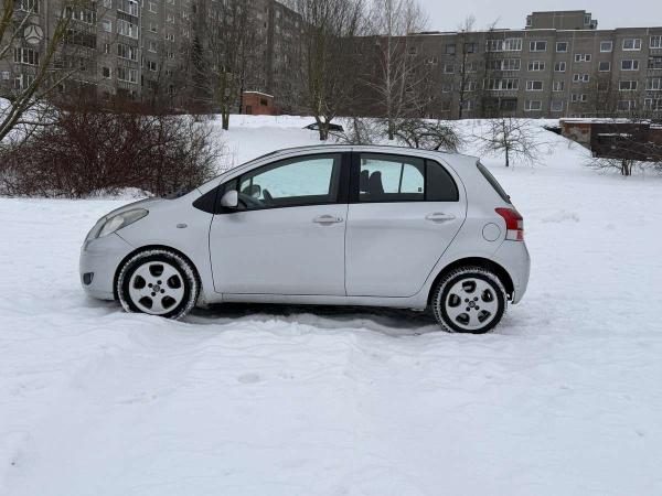 Pelēks Toyota Yaris 2011 Viļņa, ar dzinēja tilpumu 1.33 L un nobraukumu 94 tūkst. km par 2400 €, foto 7 vietnē AUTOMOTO.COM.LV