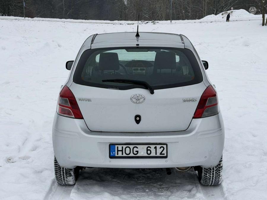 Pelēks Toyota Yaris 2011 Viļņa, ar dzinēja tilpumu 1.33 L un nobraukumu 94 tūkst. km par 2400 €, foto 8 vietnē AUTOMOTO.COM.LV