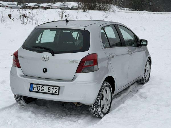 Pelēks Toyota Yaris 2011 Viļņa, ar dzinēja tilpumu 1.33 L un nobraukumu 94 tūkst. km par 2400 €, foto 9 vietnē AUTOMOTO.COM.LV
