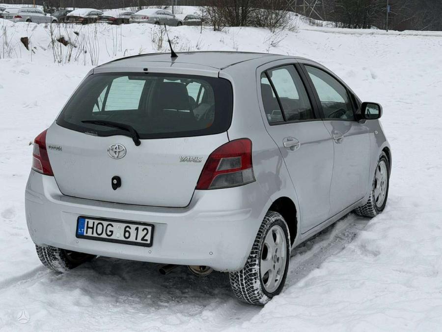 Pelēks Toyota Yaris 2011 Viļņa, ar dzinēja tilpumu 1.33 L un nobraukumu 94 tūkst. km par 2400 €, foto 9 vietnē AUTOMOTO.COM.LV