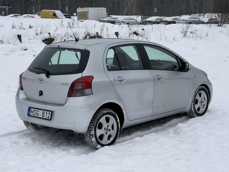 Pelēks Toyota Yaris 2011 Viļņa, ar dzinēja tilpumu 1.33 L un nobraukumu 94 tūkst. km par 2400 €, foto 10 vietnē AUTOMOTO.COM.LV