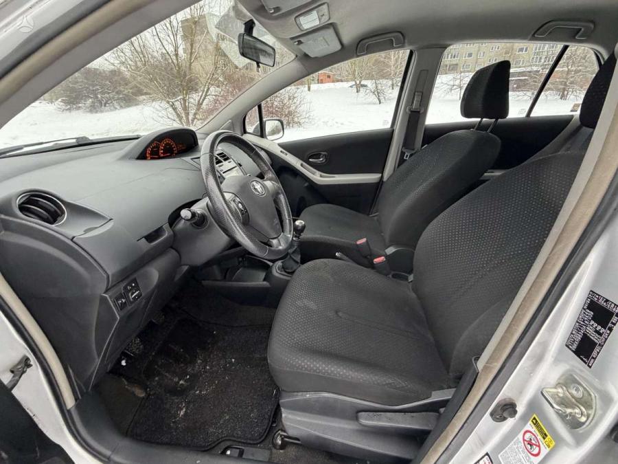 Pelēks Toyota Yaris 2011 Viļņa, ar dzinēja tilpumu 1.33 L un nobraukumu 94 tūkst. km par 2400 €, foto 12 vietnē AUTOMOTO.COM.LV