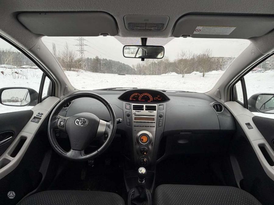 Pelēks Toyota Yaris 2011 Viļņa, ar dzinēja tilpumu 1.33 L un nobraukumu 94 tūkst. km par 2400 €, foto 14 vietnē AUTOMOTO.COM.LV