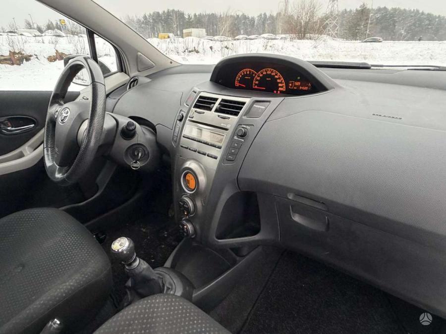 Pelēks Toyota Yaris 2011 Viļņa, ar dzinēja tilpumu 1.33 L un nobraukumu 94 tūkst. km par 2400 €, foto 17 vietnē AUTOMOTO.COM.LV