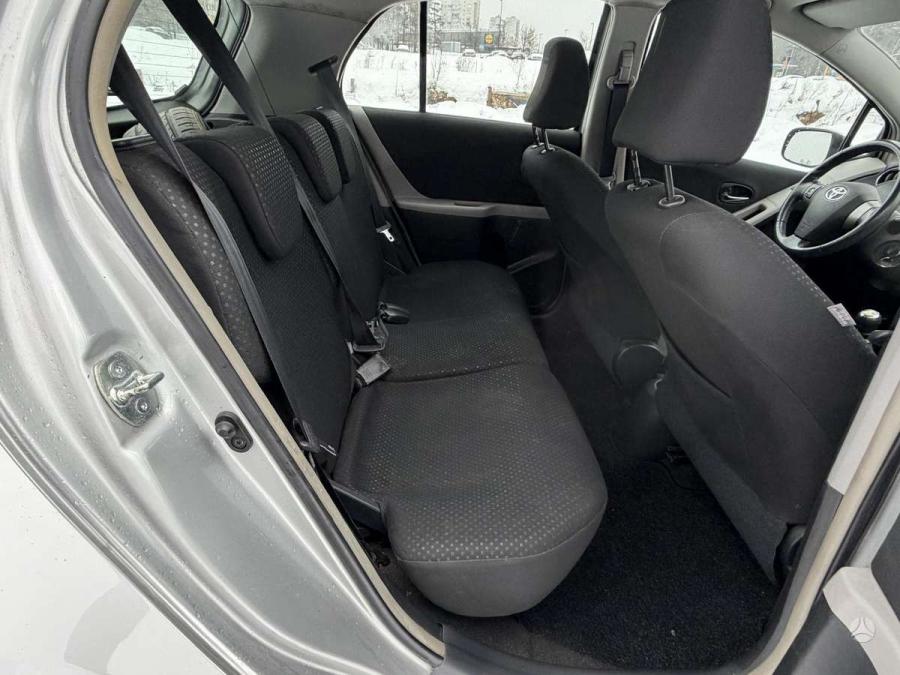 Pelēks Toyota Yaris 2011 Viļņa, ar dzinēja tilpumu 1.33 L un nobraukumu 94 tūkst. km par 2400 €, foto 20 vietnē AUTOMOTO.COM.LV