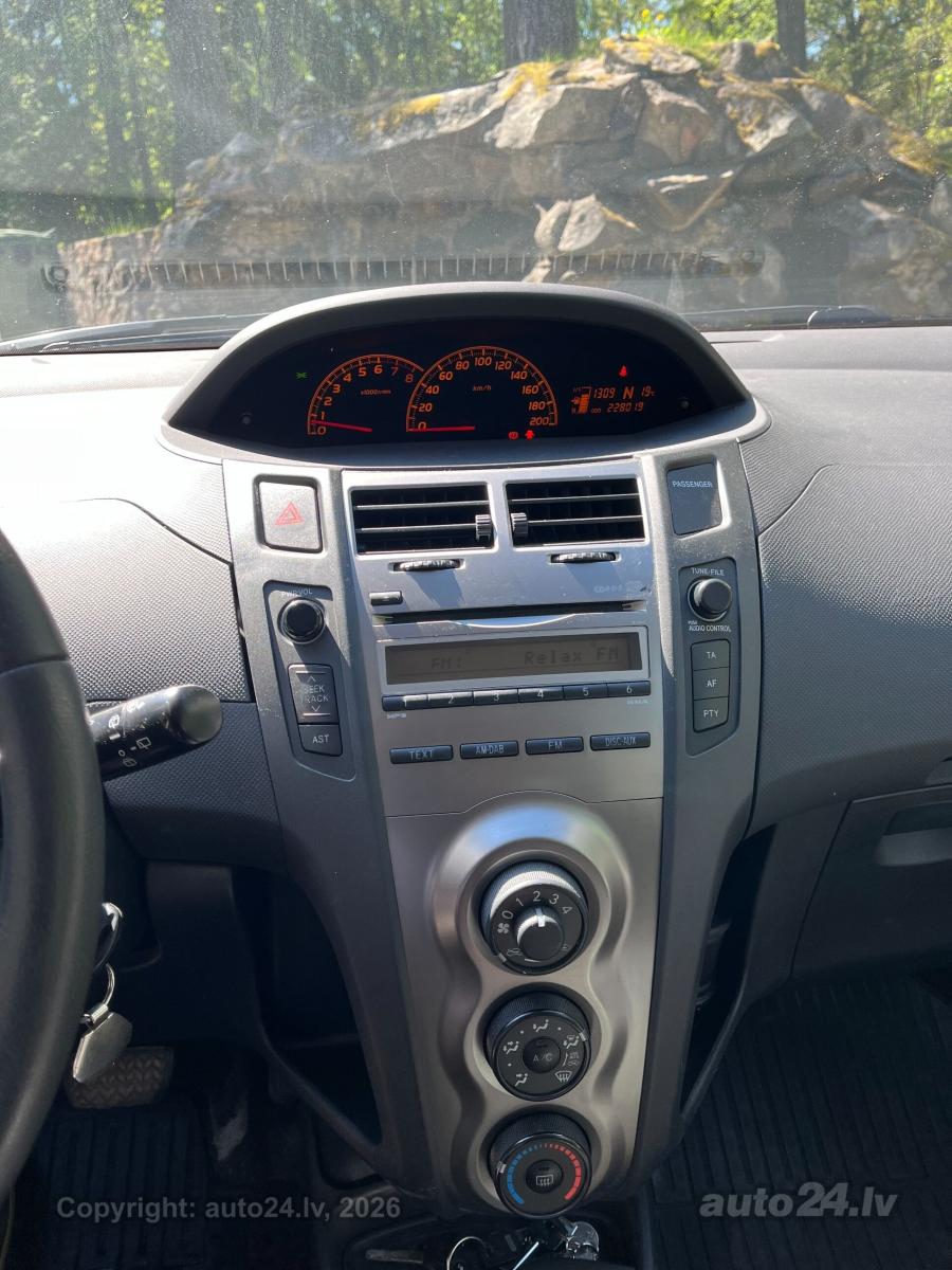 Pelēks Toyota Yaris 2011 Tallina, ar dzinēja tilpumu 1.30 L un nobraukumu 228 tūkst. km par 5300 €, foto 12 vietnē AUTOMOTO.COM.LV