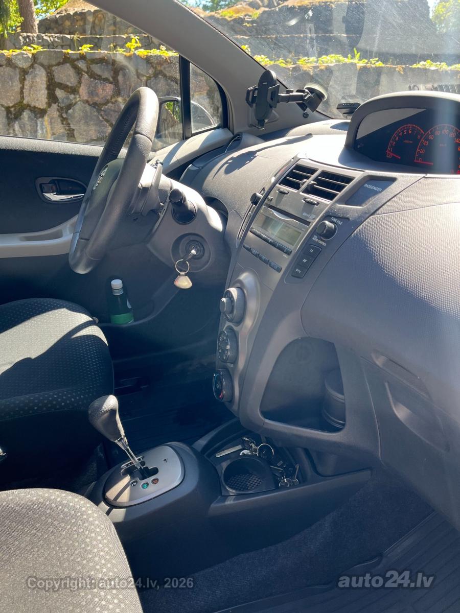 Pelēks Toyota Yaris 2011 Tallina, ar dzinēja tilpumu 1.30 L un nobraukumu 228 tūkst. km par 5300 €, foto 13 vietnē AUTOMOTO.COM.LV