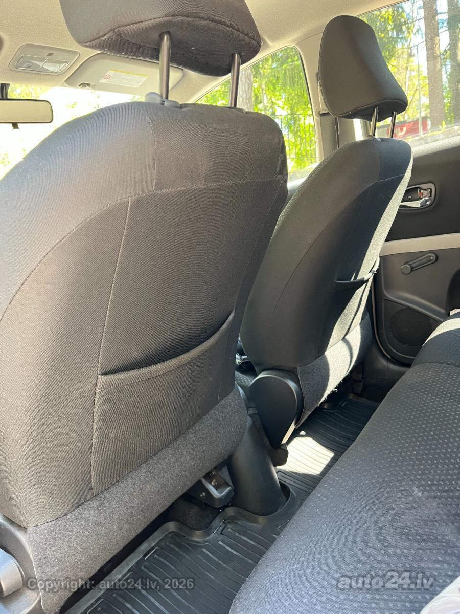 Pelēks Toyota Yaris 2011 Tallina, ar dzinēja tilpumu 1.30 L un nobraukumu 228 tūkst. km par 5300 €, foto 15 vietnē AUTOMOTO.COM.LV