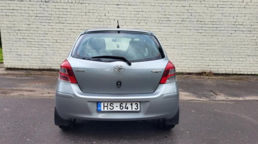Pelēks Toyota Yaris 2011 Rīga, ar dzinēja tilpumu 1.30 L un nobraukumu 180 tūkst. km par 3900 €, foto 8 vietnē AUTOMOTO.COM.LV