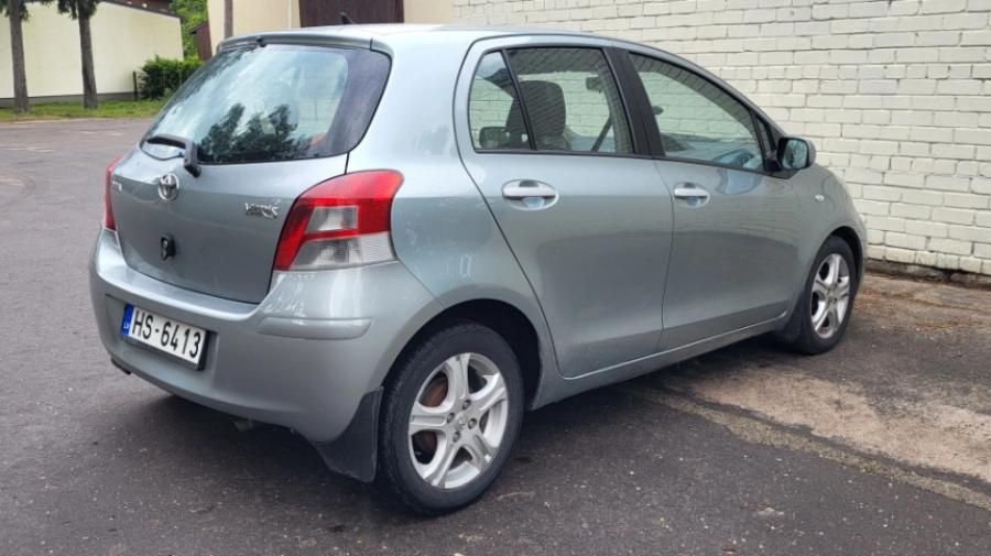 Pelēks Toyota Yaris 2011 Rīga, ar dzinēja tilpumu 1.30 L un nobraukumu 180 tūkst. km par 3900 €, foto 10 vietnē AUTOMOTO.COM.LV
