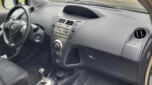 Grey Toyota Yaris 2011 in Riga, with an engine capacity of 1.30 L and mileage of 180 thousand km for 3900 €, photo 10 on AUTOMOTO.COM.LV