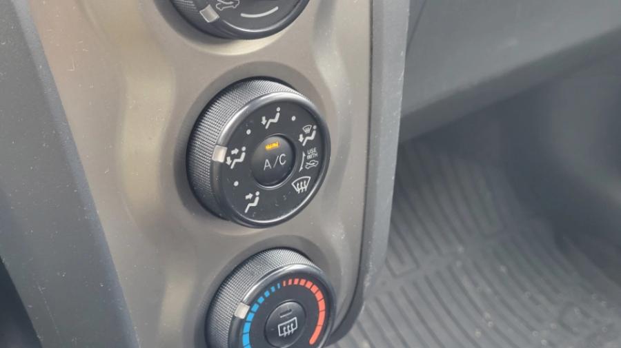 Pelēks Toyota Yaris 2011 Rīga, ar dzinēja tilpumu 1.30 L un nobraukumu 180 tūkst. km par 3900 €, foto 17 vietnē AUTOMOTO.COM.LV