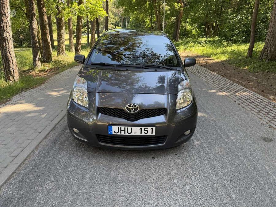 Grey Toyota Yaris 2011 in Vilnius, with an engine capacity of 1.33 L and mileage of 131 thousand km for 3750 €, photo 1 on AUTOMOTO.COM.LV