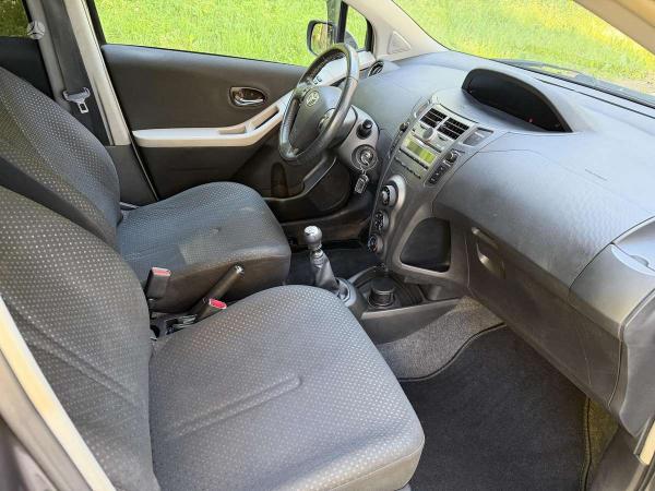 Серый Тойота Ярис 2011 в Вильнюс, объемом двигателя 1.33 л и пробегом 131 тыс. км за 3750 €, фото 9 на AUTOMOTO.COM.LV