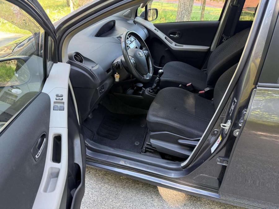 Grey Toyota Yaris 2011 in Vilnius, with an engine capacity of 1.33 L and mileage of 131 thousand km for 3750 €, photo 12 on AUTOMOTO.COM.LV