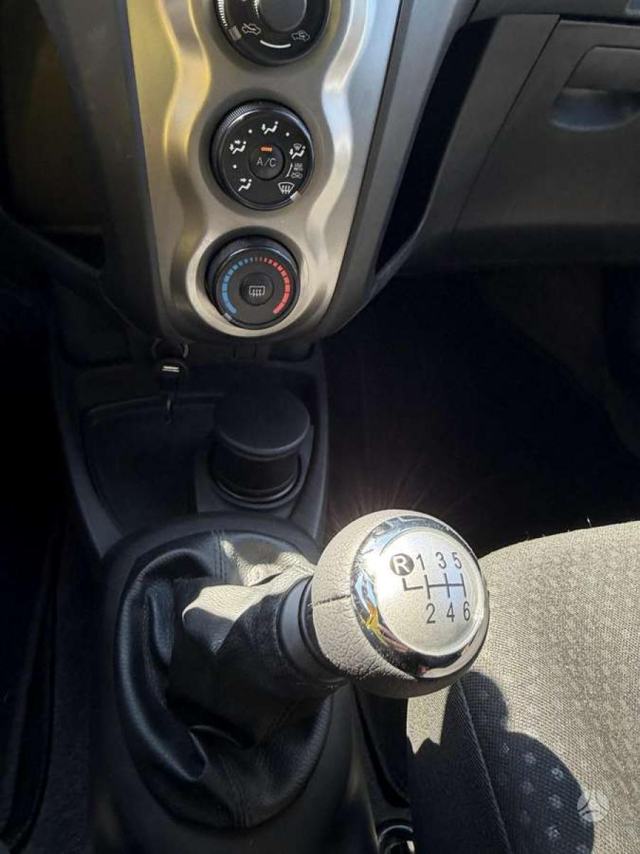 Grey Toyota Yaris 2011 in Vilnius, with an engine capacity of 1.33 L and mileage of 131 thousand km for 3750 €, photo 14 on AUTOMOTO.COM.LV