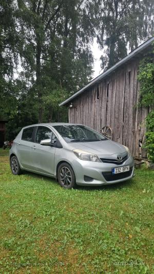 Pelēks Toyota Yaris 2011 Tallina, ar dzinēja tilpumu 1.40 L un nobraukumu 248 tūkst. km par 3800 €, foto  vietnē AUTOMOTO.COM.LV