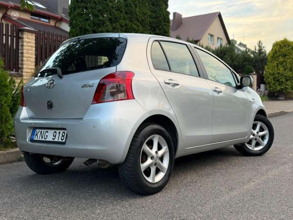 Pelēks Toyota Yaris 2011 Viļņa, ar dzinēja tilpumu 1.40 L un nobraukumu 230 tūkst. km par 3450 €, foto 6 vietnē AUTOMOTO.COM.LV