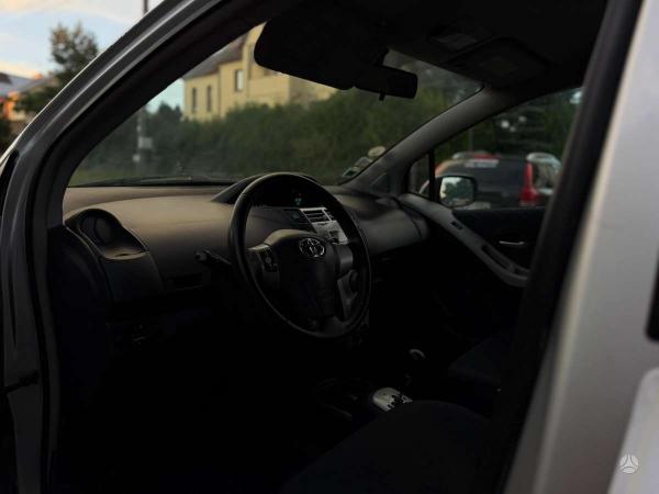 Pelēks Toyota Yaris 2011 Viļņa, ar dzinēja tilpumu 1.40 L un nobraukumu 230 tūkst. km par 3450 €, foto 10 vietnē AUTOMOTO.COM.LV