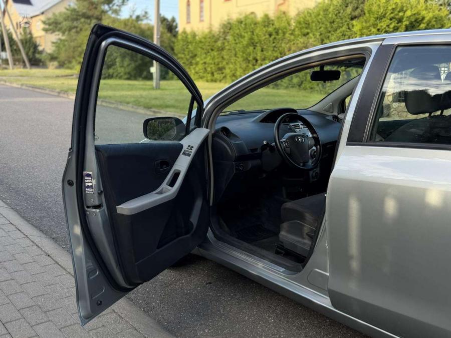 Grey Toyota Yaris 2011 in Vilnius, with an engine capacity of 1.36 L and mileage of 185 thousand km for 1950 €, photo 22 on AUTOMOTO.COM.LV