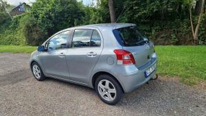 Pelēks Toyota Yaris 2011 Kauņa, ar dzinēja tilpumu 1.33 L un nobraukumu 132 tūkst. km par 3500 €, foto  vietnē AUTOMOTO.COM.LV