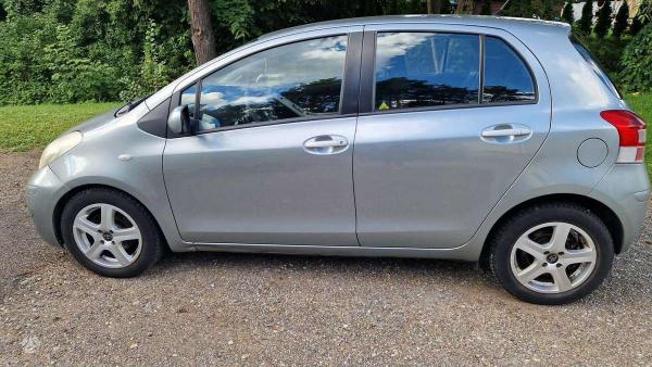 Grey Toyota Yaris 2011 in Kaunas, with an engine capacity of 1.33 L and mileage of 132 thousand km for 3500 €, photo 4 on AUTOMOTO.COM.LV