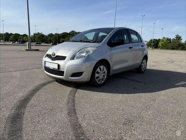 Toyota Yaris 2011 Kauņa vietnē Pelēks Toyota Yaris 2011 Kauņa, ar dzinēja tilpumu 1.36 L un nobraukumu 178 tūkst. km par 2000 €, foto 1 vietnē AUTOMOTO.COM.LV