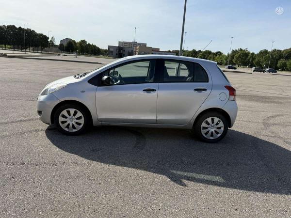 Toyota Yaris 2011 Kauņa vietnē Pelēks Toyota Yaris 2011 Kauņa, ar dzinēja tilpumu 1.36 L un nobraukumu 178 tūkst. km par 2000 €, foto 3 vietnē AUTOMOTO.COM.LV