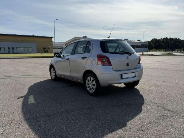 Toyota Yaris 2011 Kauņa vietnē Pelēks Toyota Yaris 2011 Kauņa, ar dzinēja tilpumu 1.36 L un nobraukumu 178 tūkst. km par 2000 €, foto 4 vietnē AUTOMOTO.COM.LV