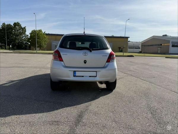 Toyota Yaris 2011 Kauņa vietnē Pelēks Toyota Yaris 2011 Kauņa, ar dzinēja tilpumu 1.36 L un nobraukumu 178 tūkst. km par 2000 €, foto 5 vietnē AUTOMOTO.COM.LV