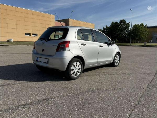Toyota Yaris 2011 Kauņa vietnē Pelēks Toyota Yaris 2011 Kauņa, ar dzinēja tilpumu 1.36 L un nobraukumu 178 tūkst. km par 2000 €, foto 6 vietnē AUTOMOTO.COM.LV