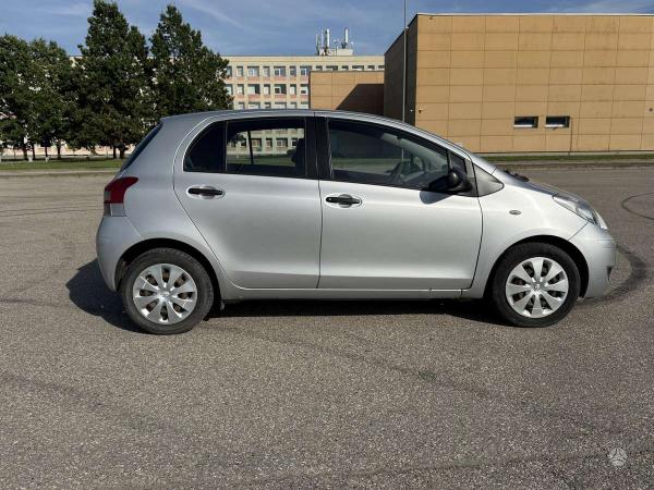 Toyota Yaris 2011 Kauņa vietnē Pelēks Toyota Yaris 2011 Kauņa, ar dzinēja tilpumu 1.36 L un nobraukumu 178 tūkst. km par 2000 €, foto 7 vietnē AUTOMOTO.COM.LV