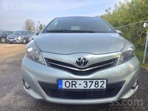 Pelēks Toyota Yaris 2011 Daugavpils, ar dzinēja tilpumu 1.40 L un nobraukumu 113 tūkst. km par 5950 €, foto 4 vietnē AUTOMOTO.COM.LV