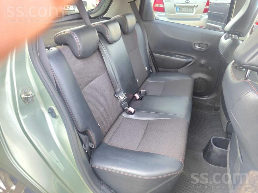 Pelēks Toyota Yaris 2011 Daugavpils, ar dzinēja tilpumu 1.40 L un nobraukumu 113 tūkst. km par 5950 €, foto 17 vietnē AUTOMOTO.COM.LV