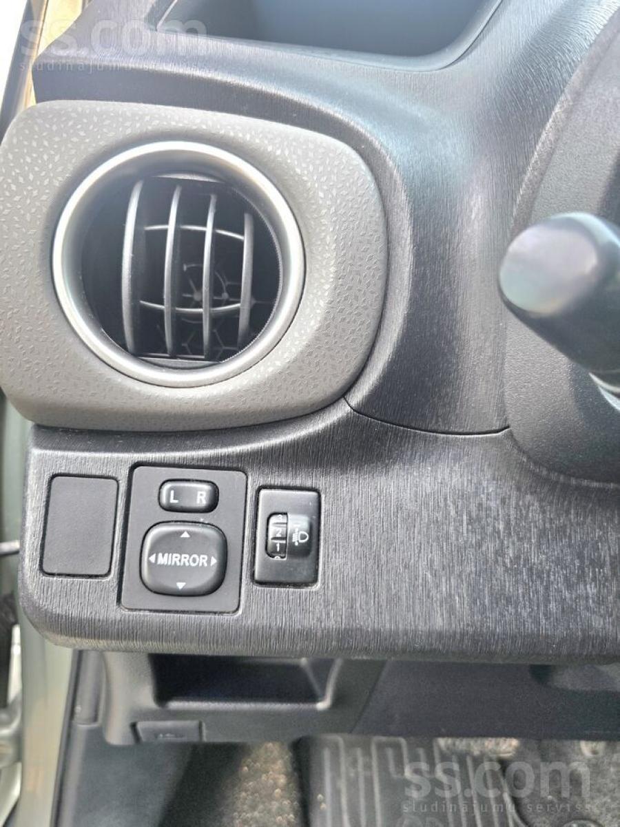 Pelēks Toyota Yaris 2011 Daugavpils, ar dzinēja tilpumu 1.40 L un nobraukumu 113 tūkst. km par 5950 €, foto 24 vietnē AUTOMOTO.COM.LV