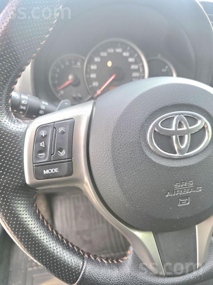 Pelēks Toyota Yaris 2011 Daugavpils, ar dzinēja tilpumu 1.40 L un nobraukumu 113 tūkst. km par 5950 €, foto 25 vietnē AUTOMOTO.COM.LV