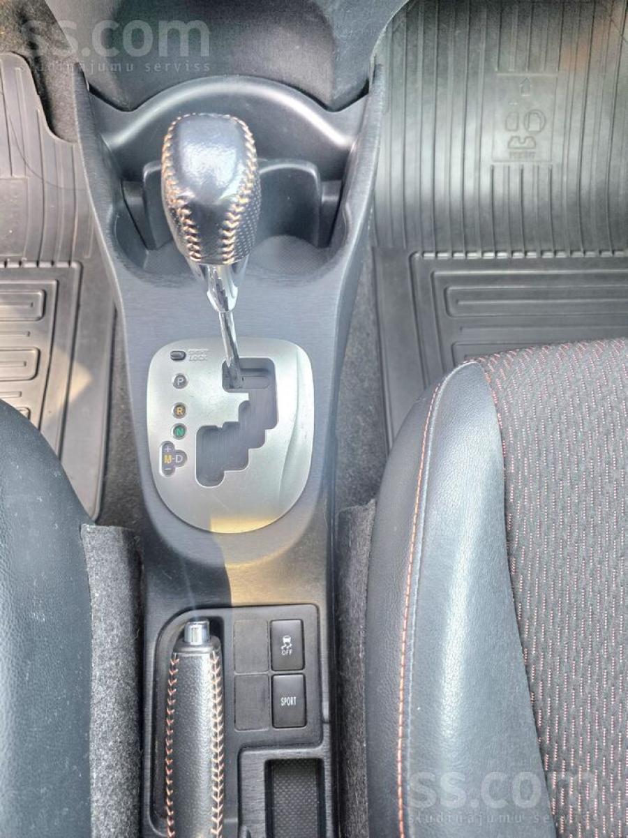 Pelēks Toyota Yaris 2011 Daugavpils, ar dzinēja tilpumu 1.40 L un nobraukumu 113 tūkst. km par 5950 €, foto 28 vietnē AUTOMOTO.COM.LV