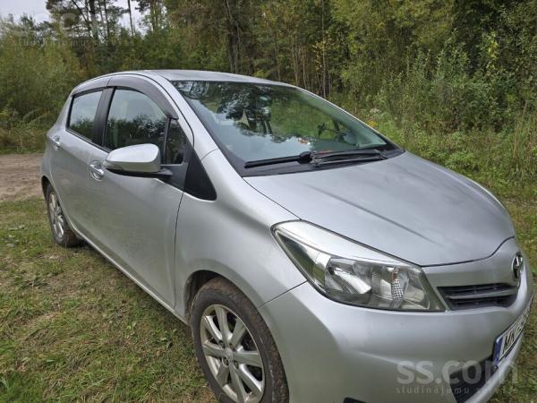 Toyota Yaris 2011 in Riga on AUTOMOTO.COM.LV Grey Toyota Yaris 2011 in Riga, with an engine capacity of 1.40 L and mileage of 0 thousand km for 4950 €, photo 4 on AUTOMOTO.COM.LV