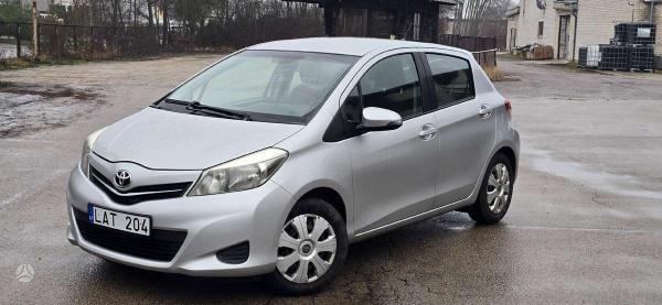 Pelēks Toyota Yaris 2012 Kauņa, ar dzinēja tilpumu 1.33 L un nobraukumu 104 tūkst. km par 4500 €, foto 1 vietnē AUTOMOTO.COM.LV